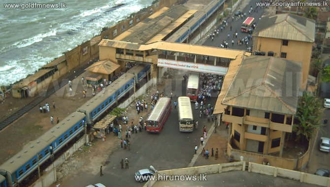 බම්බලපිටිය දුම්රිය ස්ථානයේ පිහිටි ගුවන් පාලමේ වහලයේ කුඩා කොටසක් කඩා ...