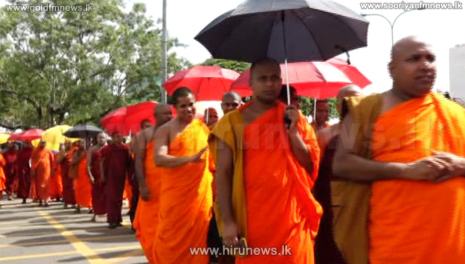 Monks engage in satyagraha over imprisonment of Gnanasara Thera - Hiru ...
