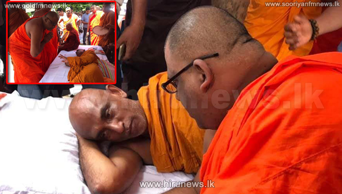 Gnanasara Thera visits Rathana Thera who is engaged in a fast ...