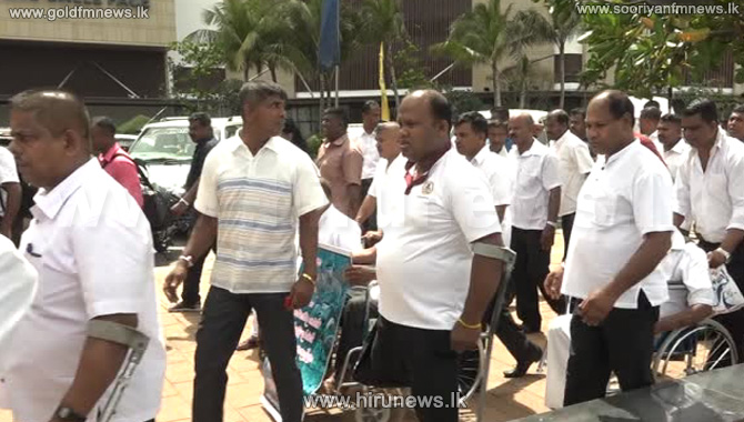 අදත් මහපාරට පැමිණි ආබාධිත විරුවන් - Hiru News - Srilanka's Number One ...