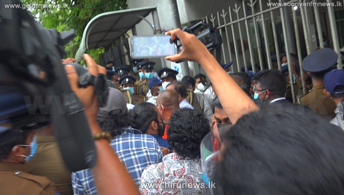 Tensed situation in front of the Colombo Magistrate's Court - Hiru News ...
