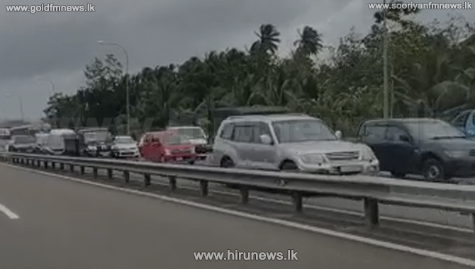 Heavy traffic on the Southern Expressway from the Welipenna interchange ...