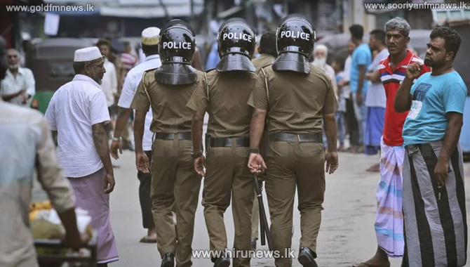 Four police officers arrested for stealing a gold chain and a phone ...
