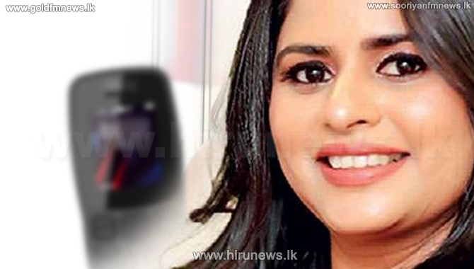 Thilini Priyamali given a phone by an inmate - Hiru News - Srilanka's ...