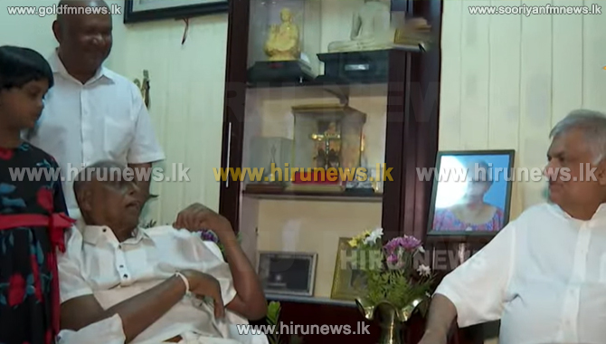 President Ranil Wickremesinghe visits Former Minister Gamini ...